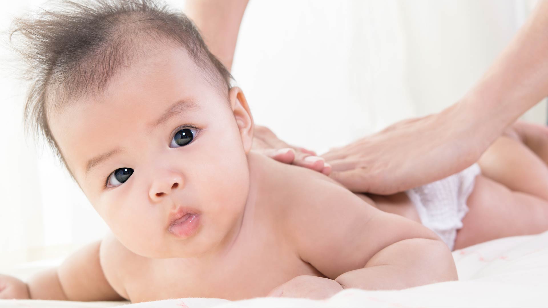 Cara Memijat Bayi yang Benar dan Bisa Dilakukan di Rumah - SensiCare